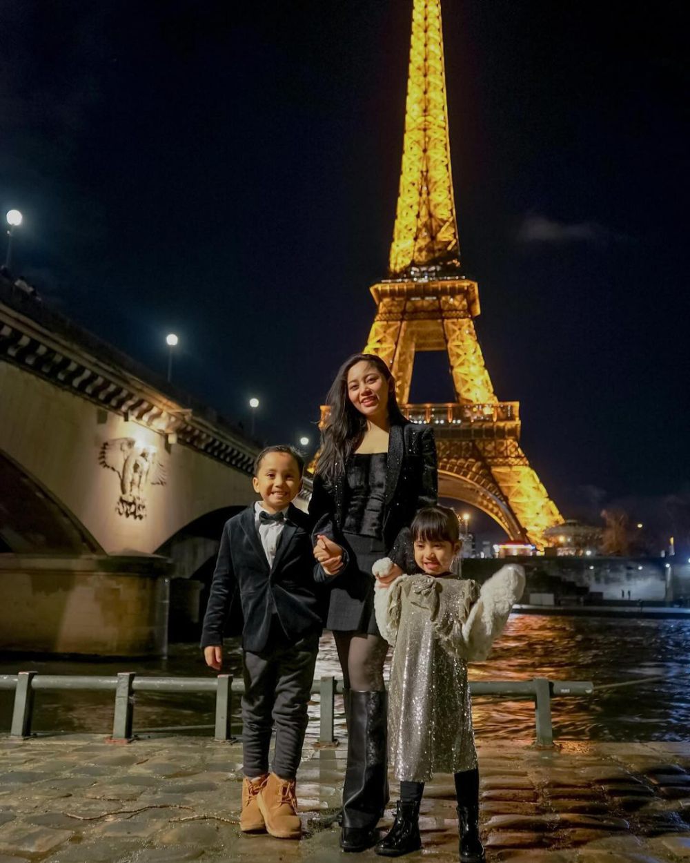 11 Penampilan Xabiru dan Chava selama Liburan di Eropa