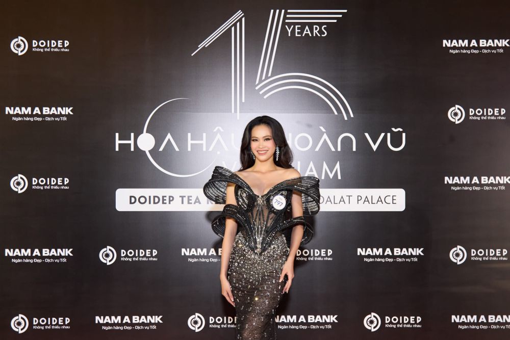 39 Potret Red Carpet Finalis Miss Cosmo Vietnam 2023