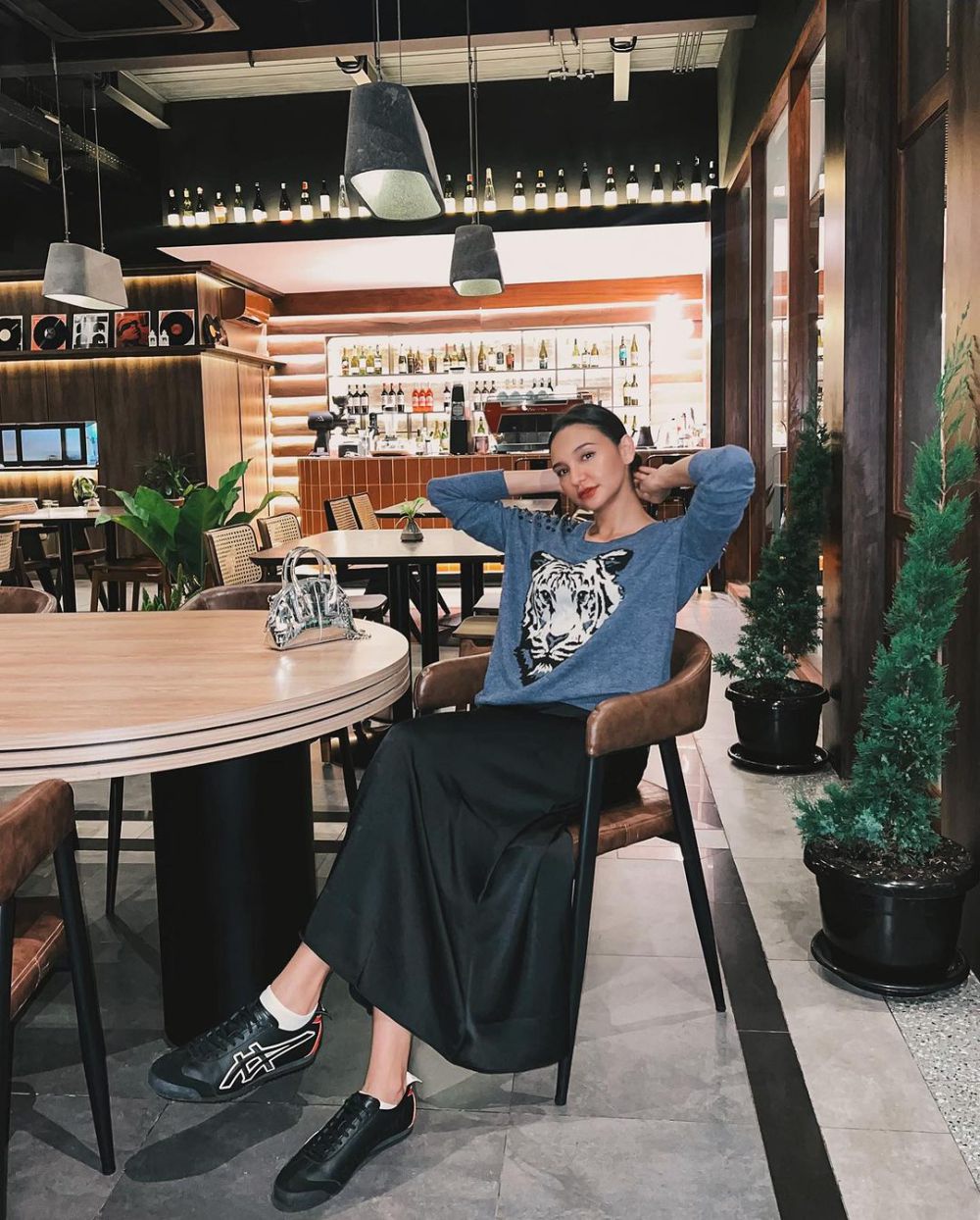 9 Mix and Match Outfit Hitam ala Gesya Shandy, Standout!