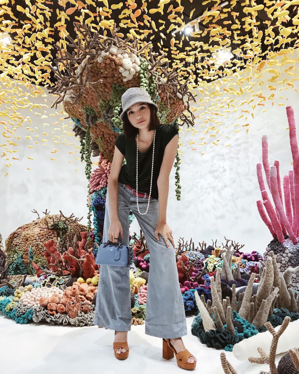 9 Mix and Match Outfit Hitam ala Gesya Shandy, Standout!