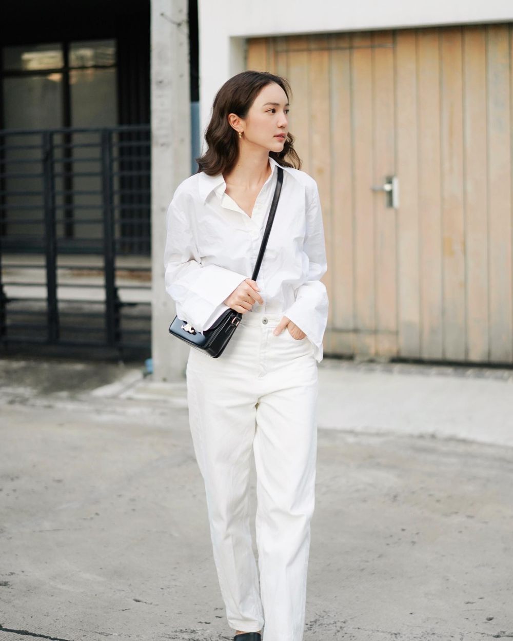 10 Pilihan Lazy Outfit ala Bua Nalinthip, Modis pas Mager