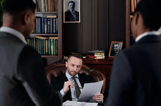 Apa Itu Otoriter? Definisi, Ciri, Kelebihan dan Kekurangan