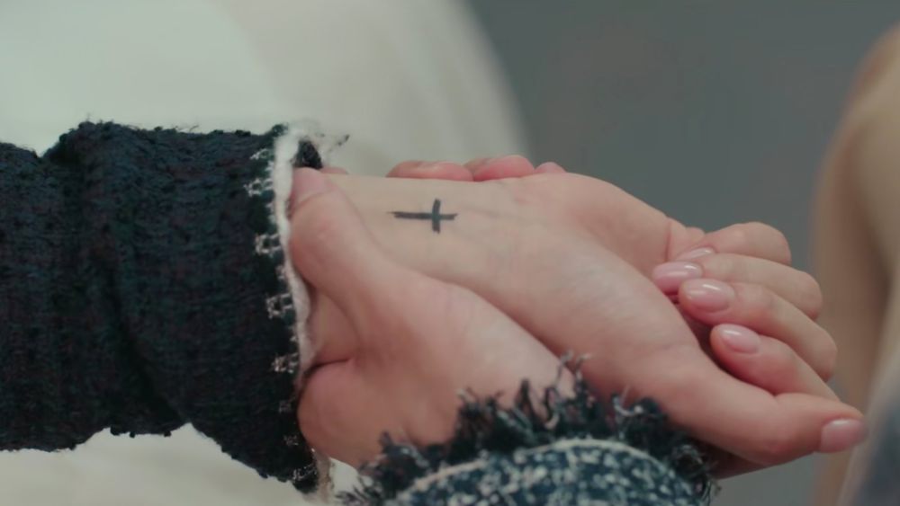 7 Benda Penting yang di My Demon, Tato hingga Kalung Salib