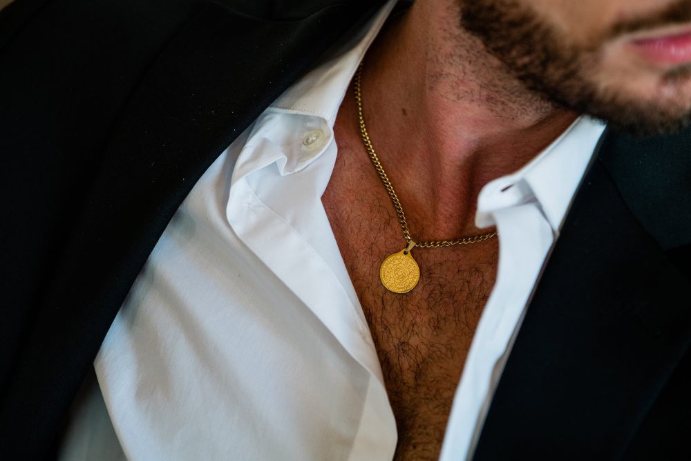 5 Tips Memilih Liontin yang Tepat untuk Pria, Makin Stylish!