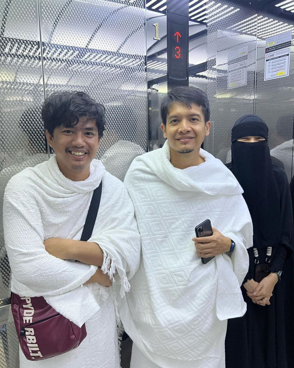 7 Potret Dimas Seto dan Dhini Aminarti Umrah di Akhir Tahun