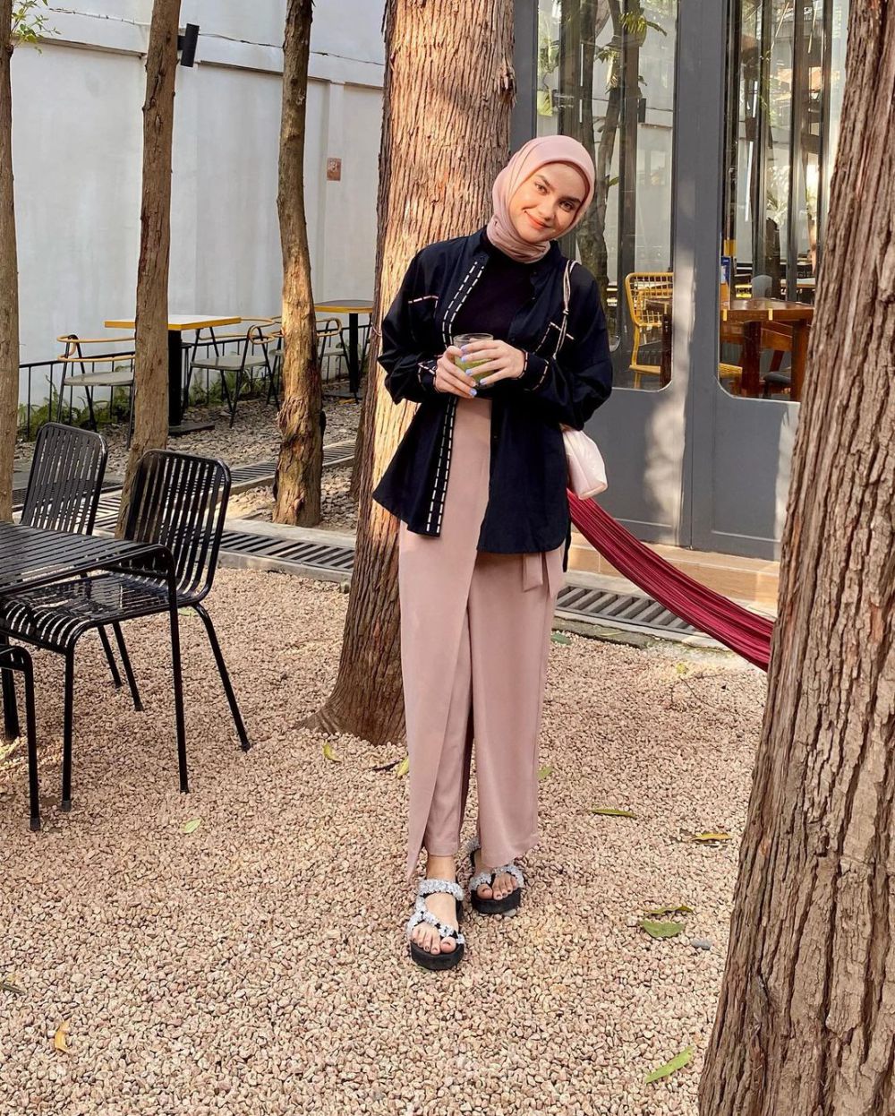 7 Ide Pakaian saat ke Kantor Imigrasi, Gaya Hijab yang Rapi