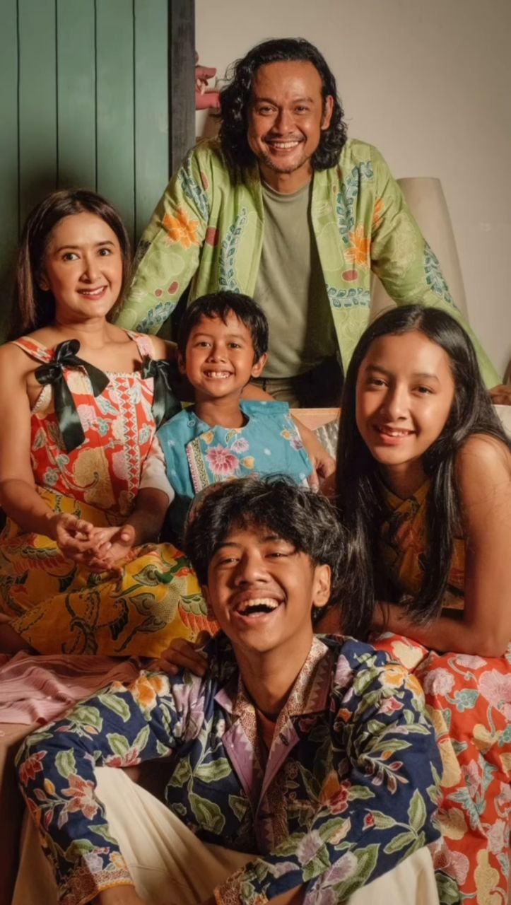 10 Foto Keluarga Dwi Sasono dan Widi Mulia di Rumah