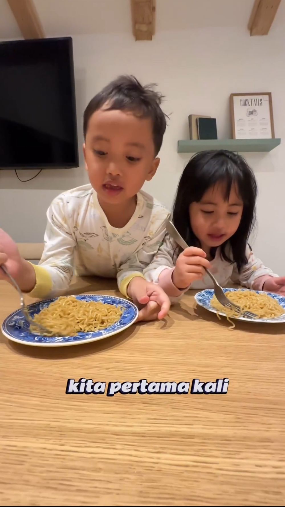 8 Potret Xabiru dan Chava Pertama Kali Makan Mie Instan