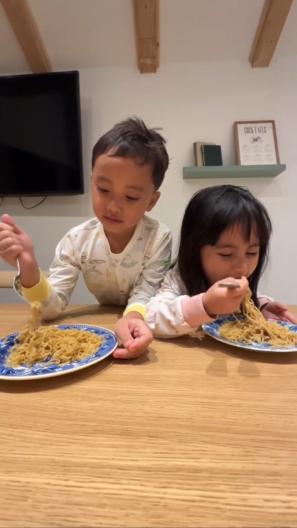 8 Potret Xabiru dan Chava Pertama Kali Makan Mie Instan