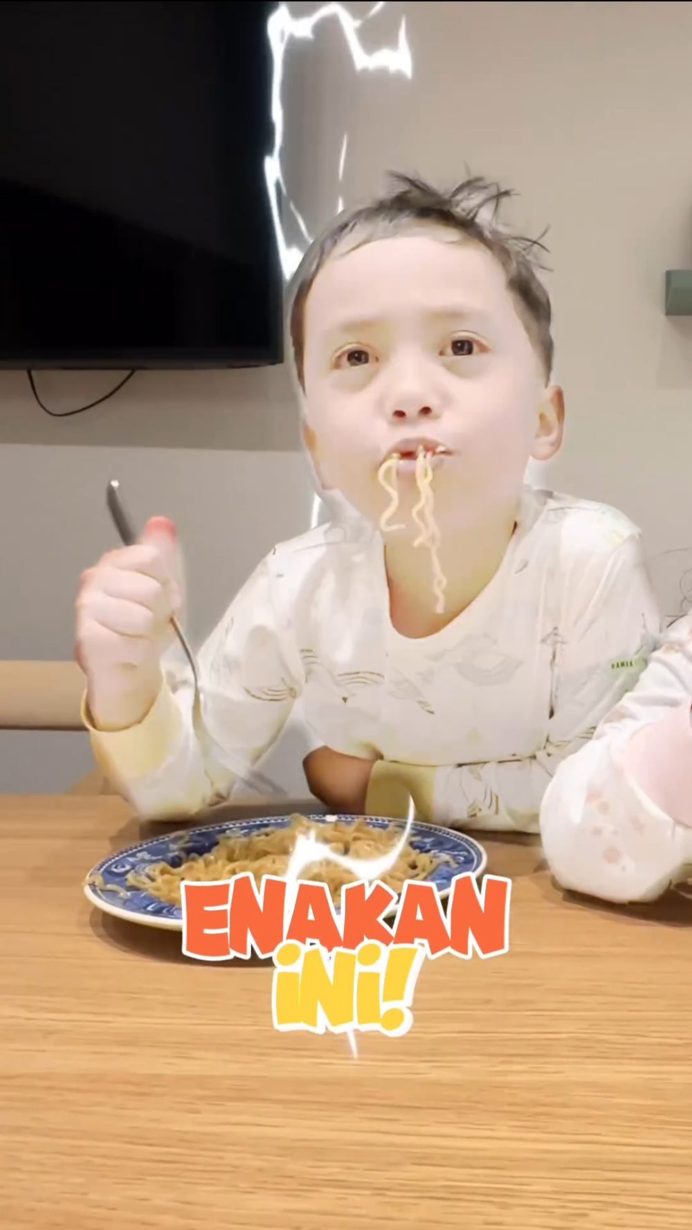 8 Potret Xabiru dan Chava Pertama Kali Makan Mie Instan