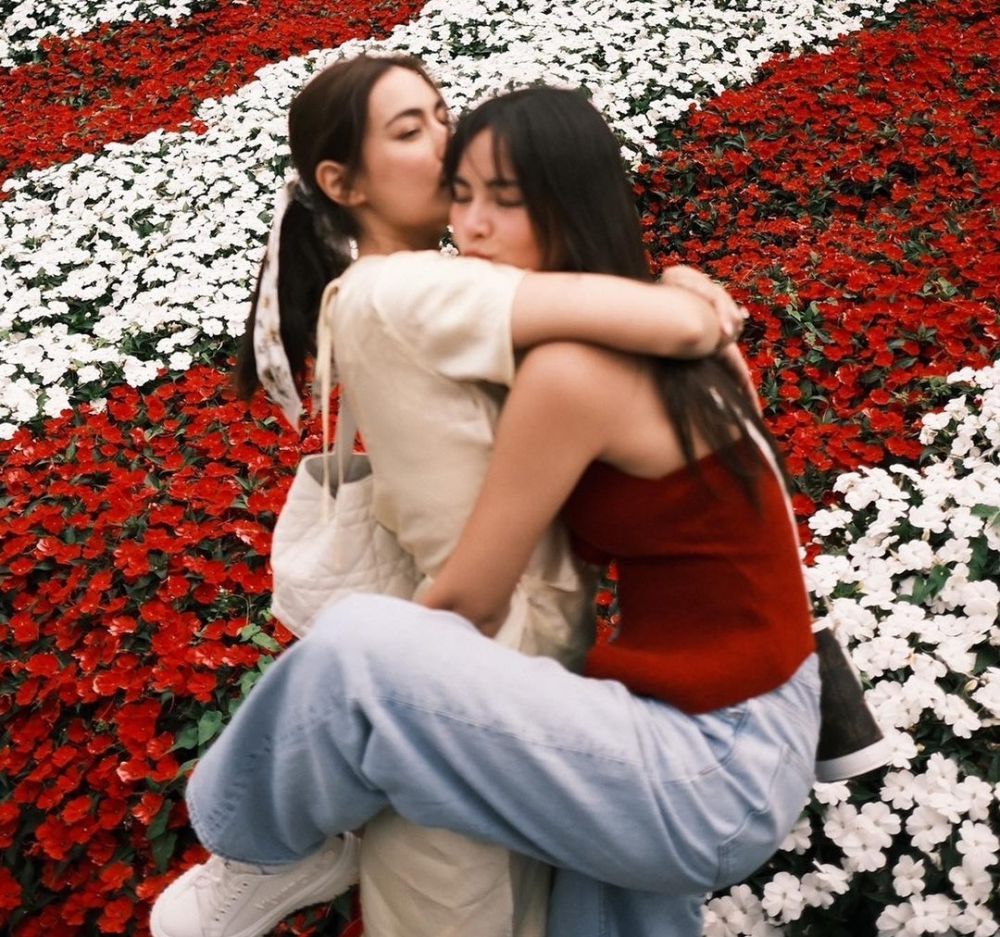 8 Potret Persahabatan Yaya Urassaya Dan Kimmy Kimberley