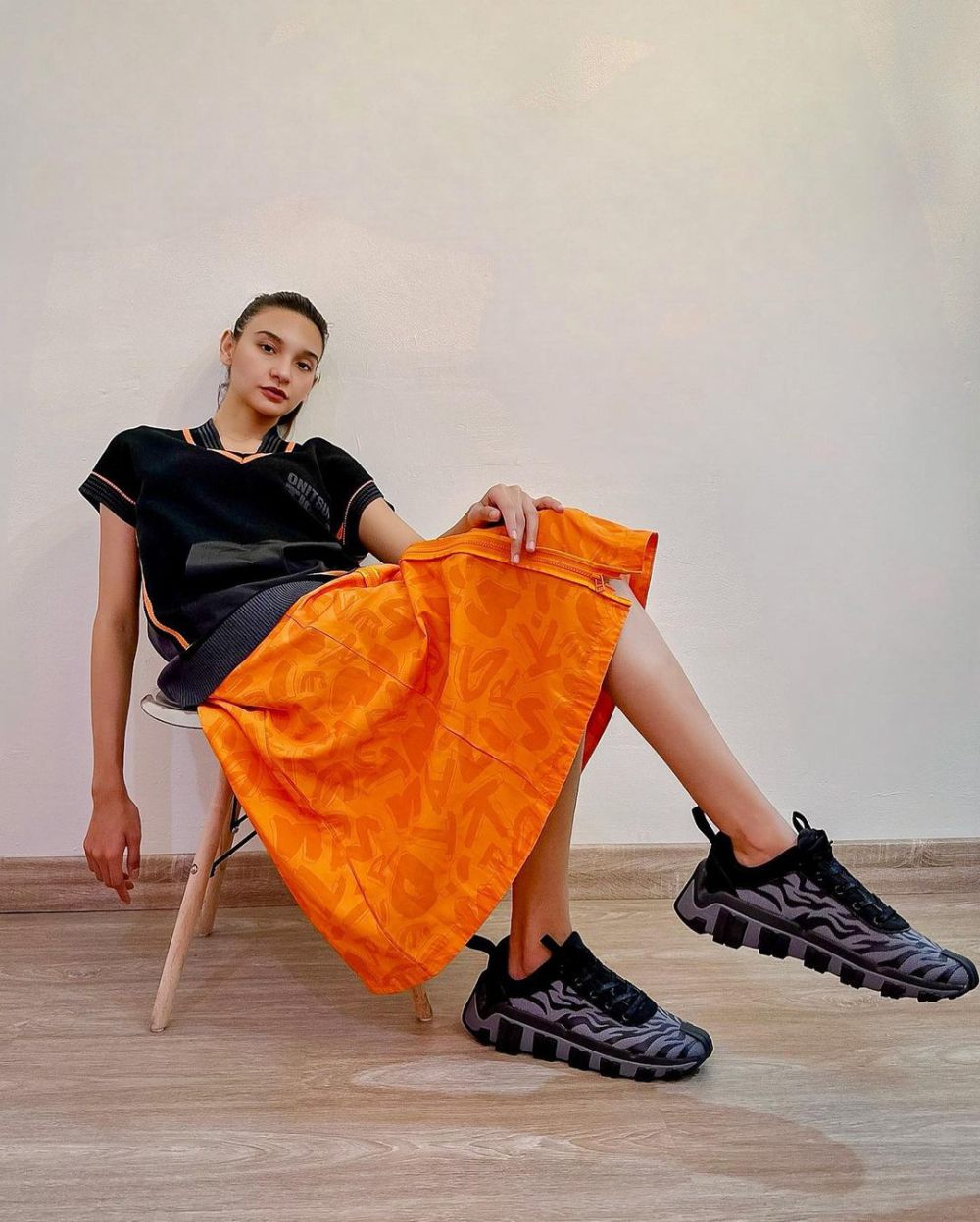 9 Mix and Match Outfit Hitam ala Gesya Shandy, Standout!