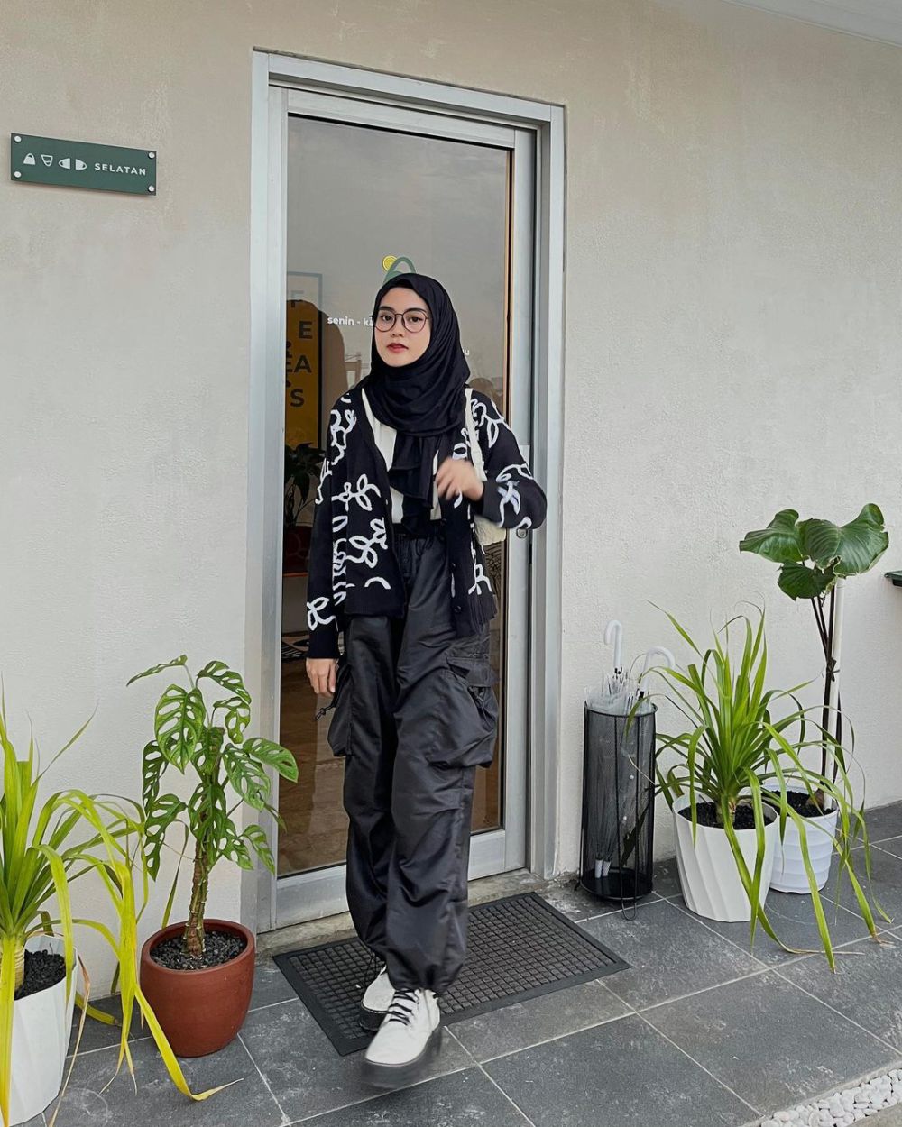 8 Layering Outfit ala Refina Habilia, Pas di Cuaca Dingin!