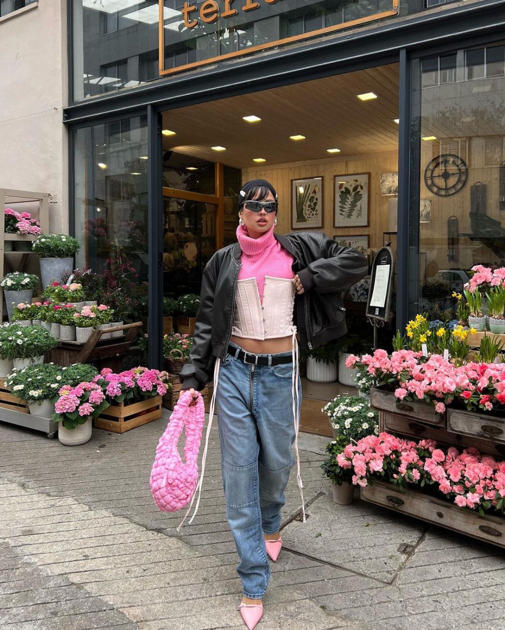 12 Inspirasi Outfit Warna Pink ala Ines Silva, Chic