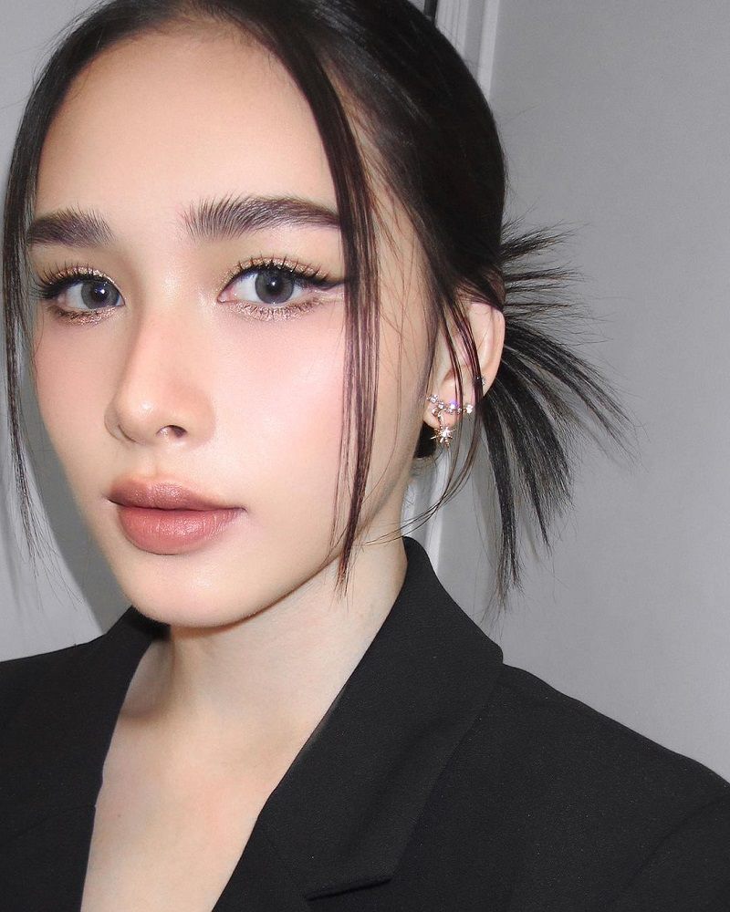 9 Inspirasi Makeup ala Namfah Thunyaphat, Simpel dan Tegas!