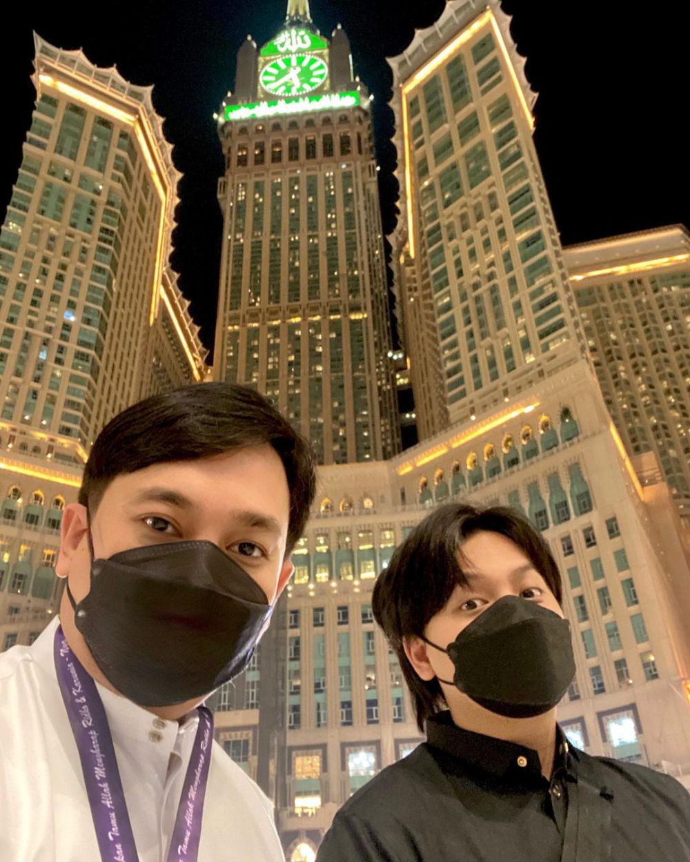 7 Potret Arsy Widianto Umrah, Kompak Beribadah Bareng Ayah