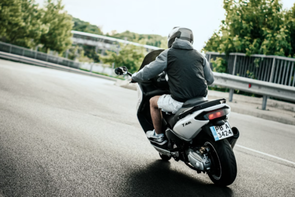 5 Penyebab Ban Belakang Motor Bergetar saat Direm