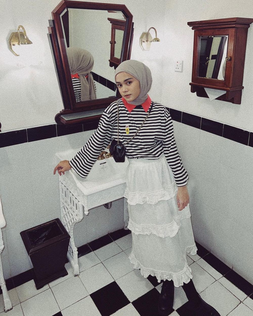 9 Gaya OOTD Girly dengan Setelan Rok Motif ala Yure Zalina