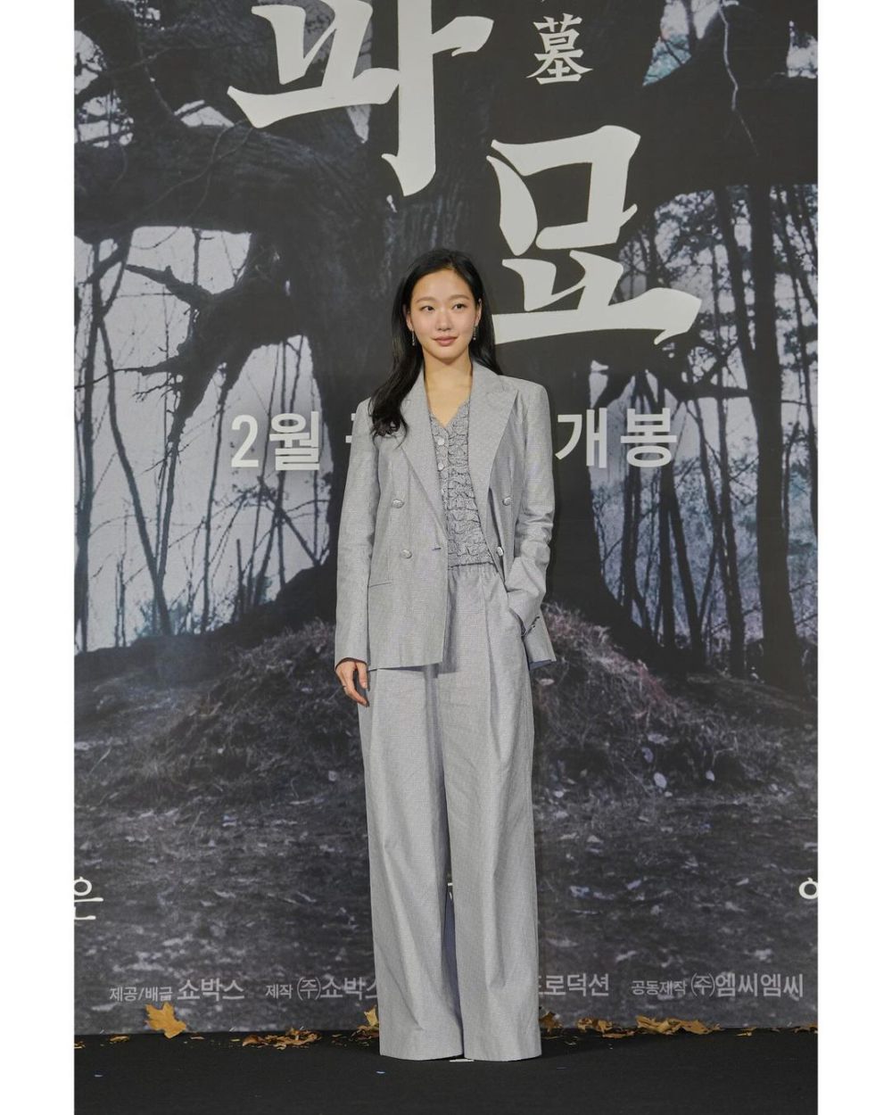 8 Outfit Minimalis dan Stylish ala Kim Go Eun, Pemain Exhuma