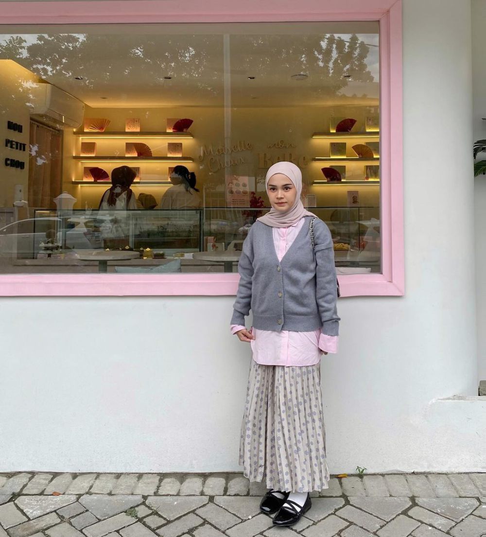 9 Gaya OOTD Girly dengan Setelan Rok Motif ala Yure Zalina
