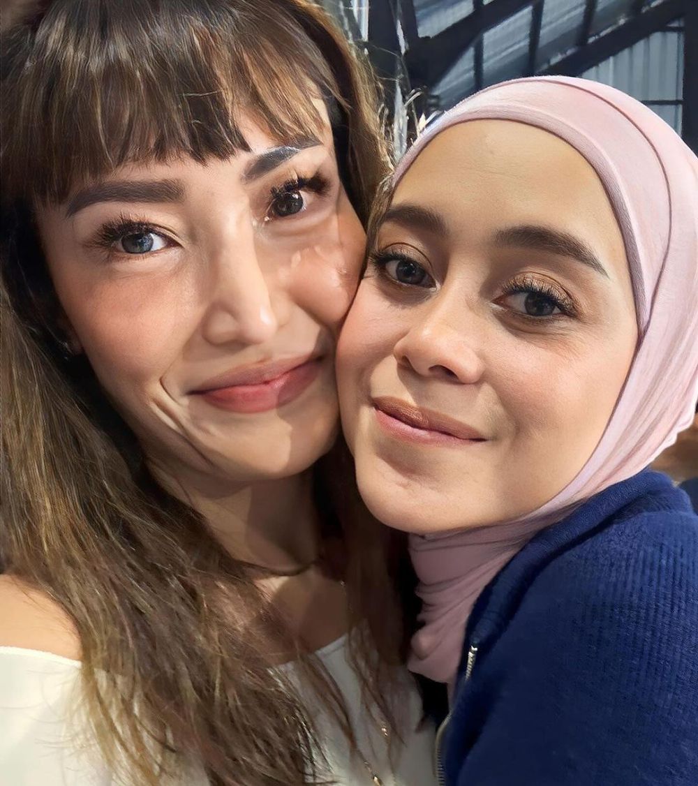 Ayu Dewi di Surprise Party Ulang Tahun Raffi-Nagita