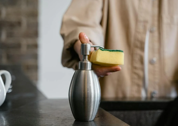 5 Tips dan Cara Membersihkan Spons Dapur, Mudah dan Efisien!