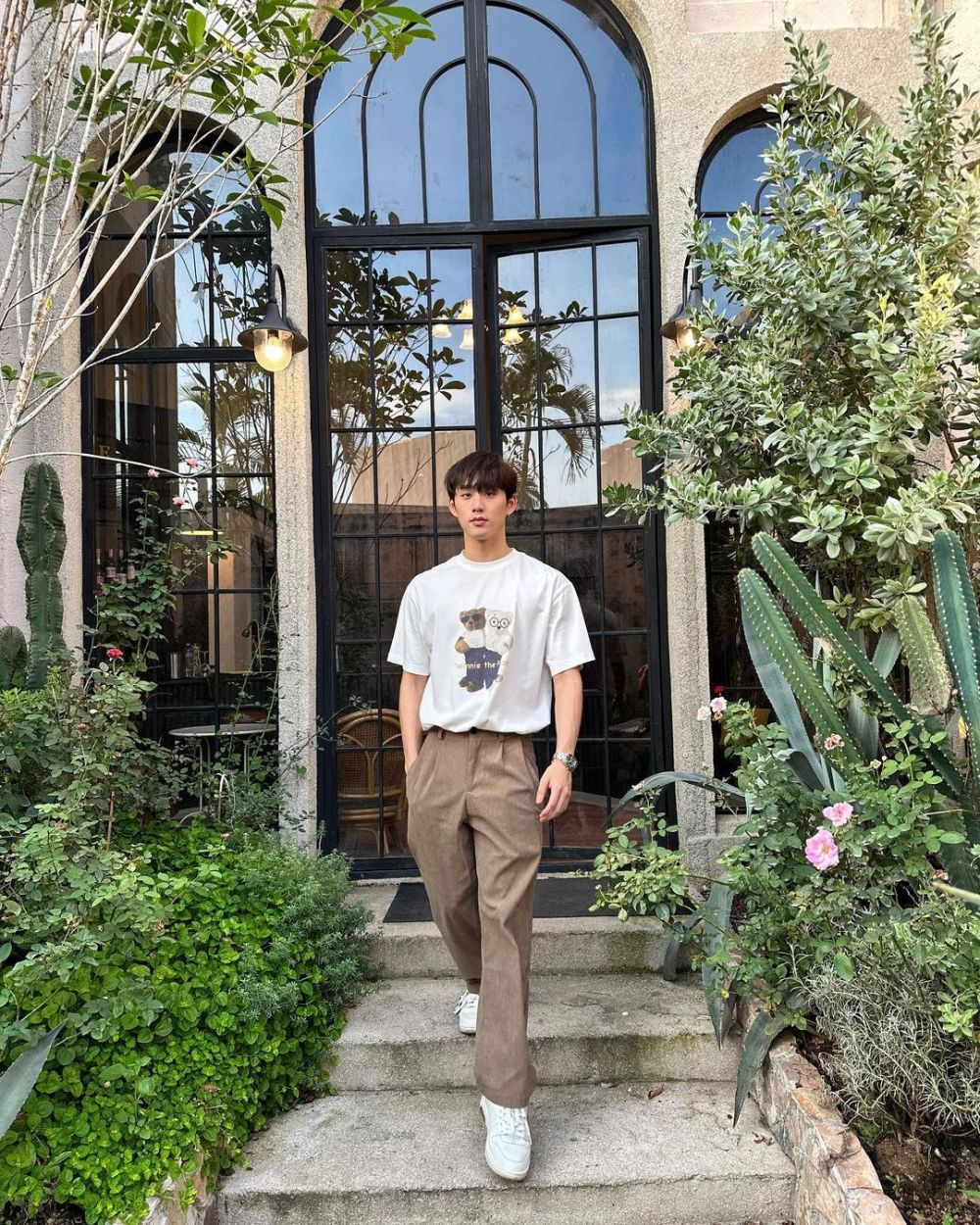 7 Ide Outfit Nuansa Putih ala Aktor Est Supha Sangaworawong