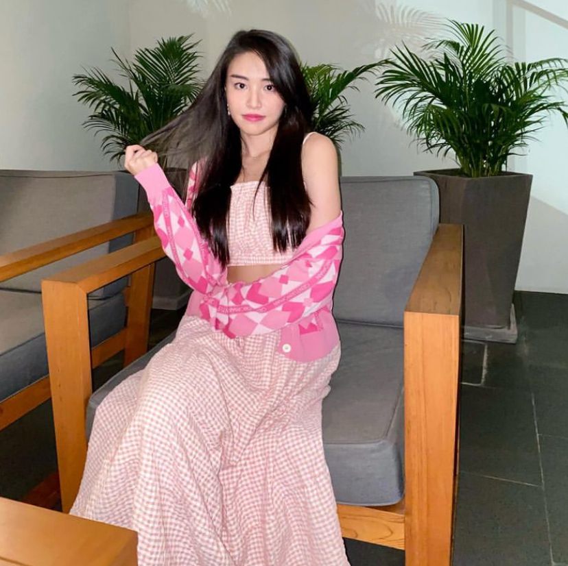 Rekomendasi Outfit Girly ala Jamie Juthapich, Dominasi Pink