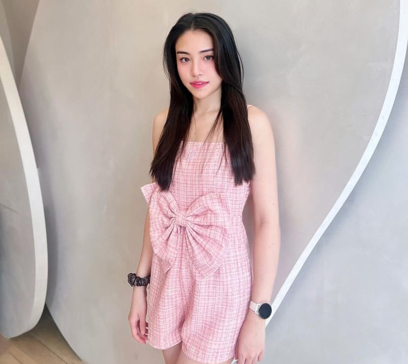 Rekomendasi Outfit Girly ala Jamie Juthapich, Dominasi Pink