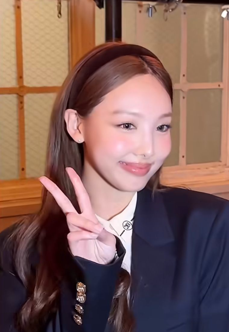 Potret Nayeon TWICE Bergaya ala Blair Waldorf Potret Nayeon TWICE Bergaya ala Blair Waldorf