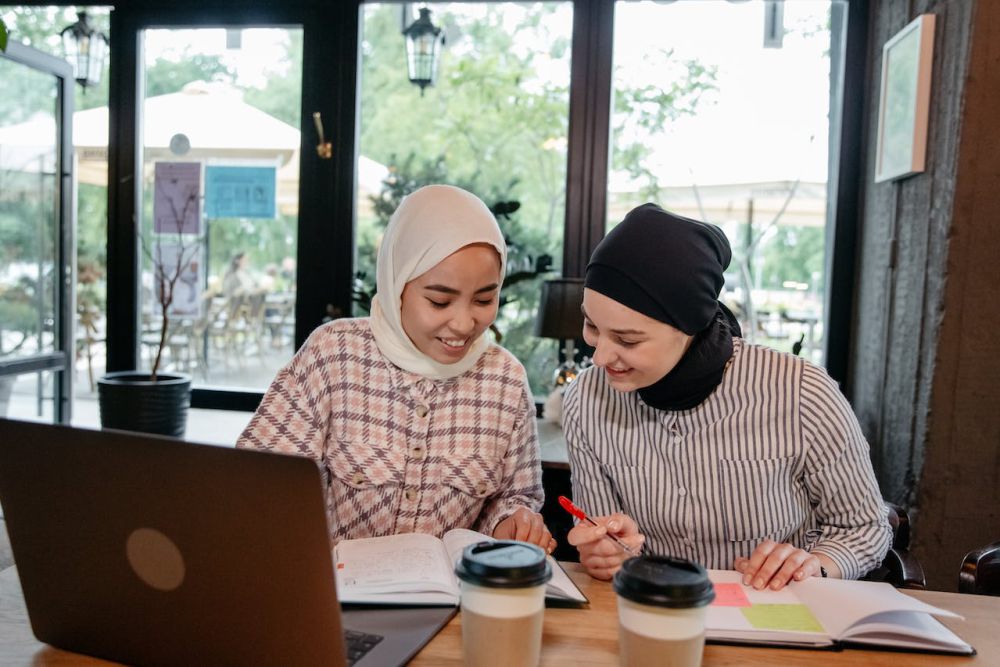 6 Sebab Teman Lebih Suka Belajar Bersama daripada Mengajari