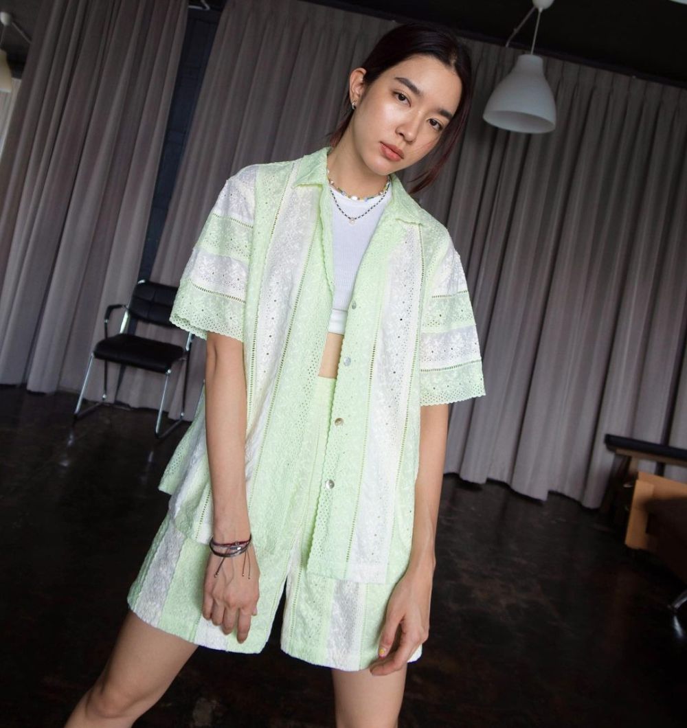 8 Inspirasi Outfit Bertema Warna Pastel ala Mo Monchanok