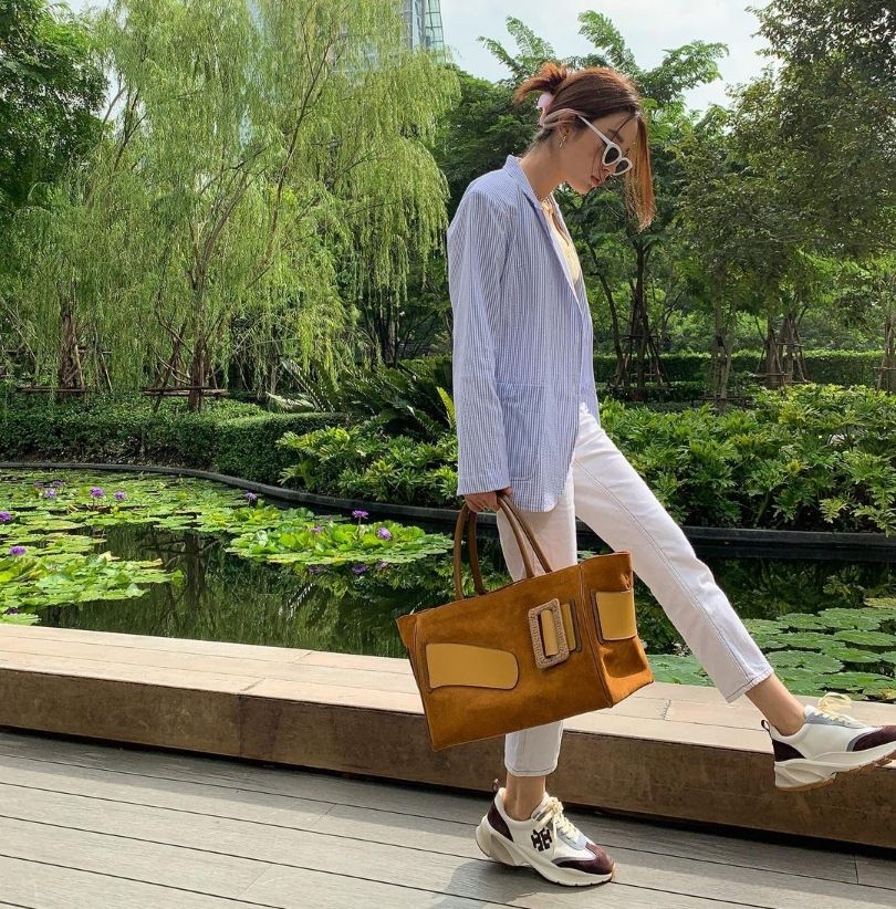 8 Inspirasi Outfit Bertema Warna Pastel ala Mo Monchanok