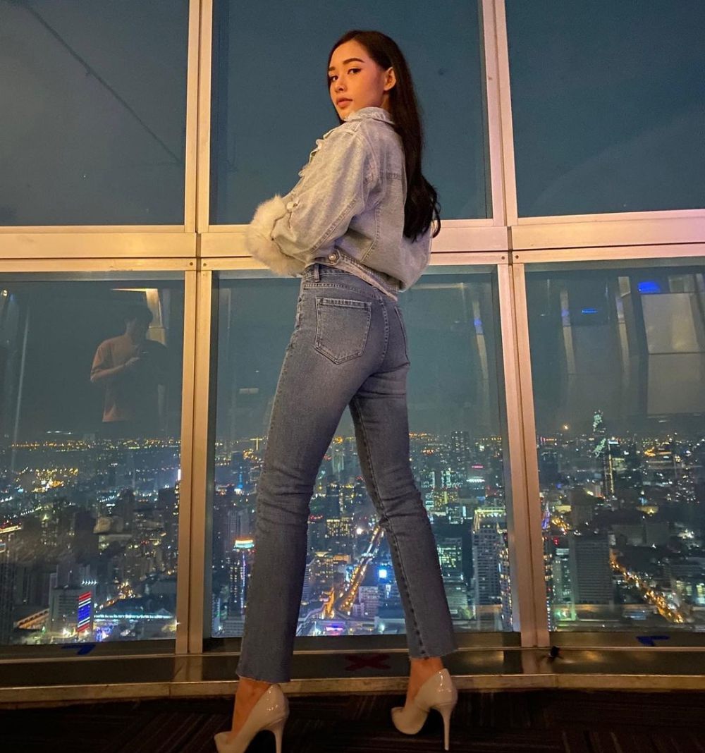 Inspirasi Outfit Double Denim ala Aktris Thailand
