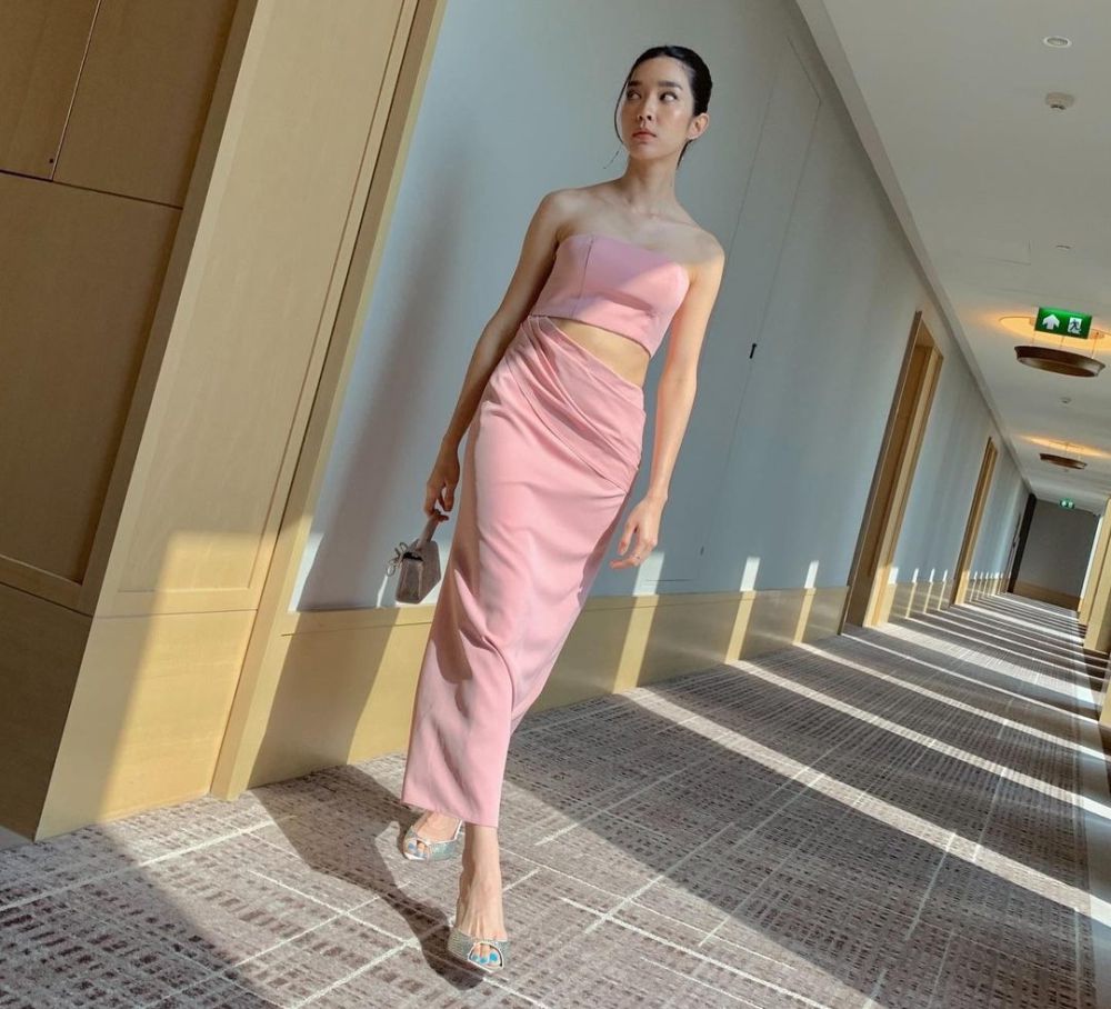 8 Inspirasi Outfit Bertema Warna Pastel ala Mo Monchanok