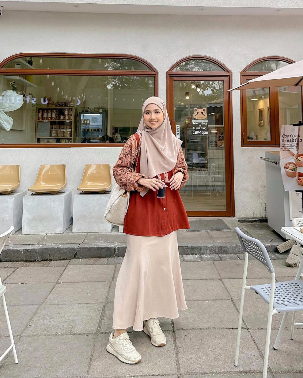 9 Inspirasi Outfit ke Coffee Shop ala Richa Etika, Look Calm