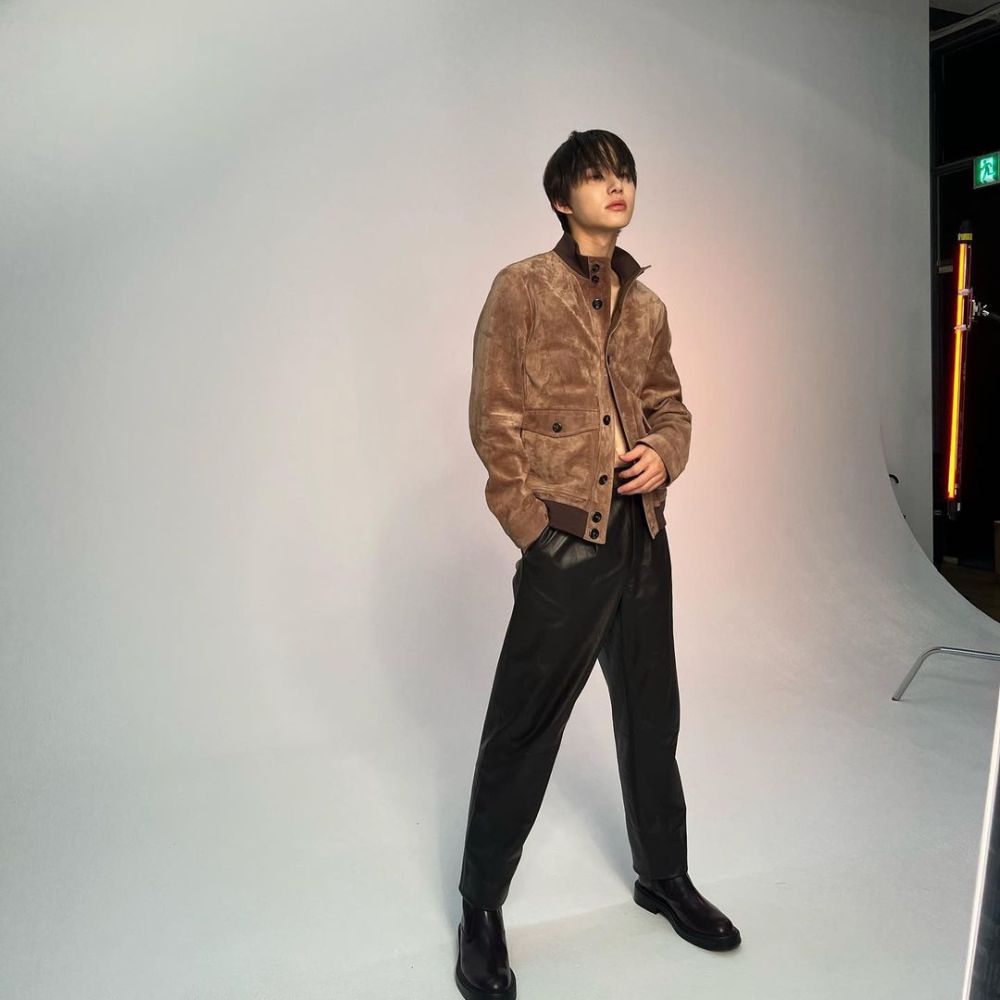 8 Gaya OOTD Pakai Long Pants Hitam ala Jungwoo NCT