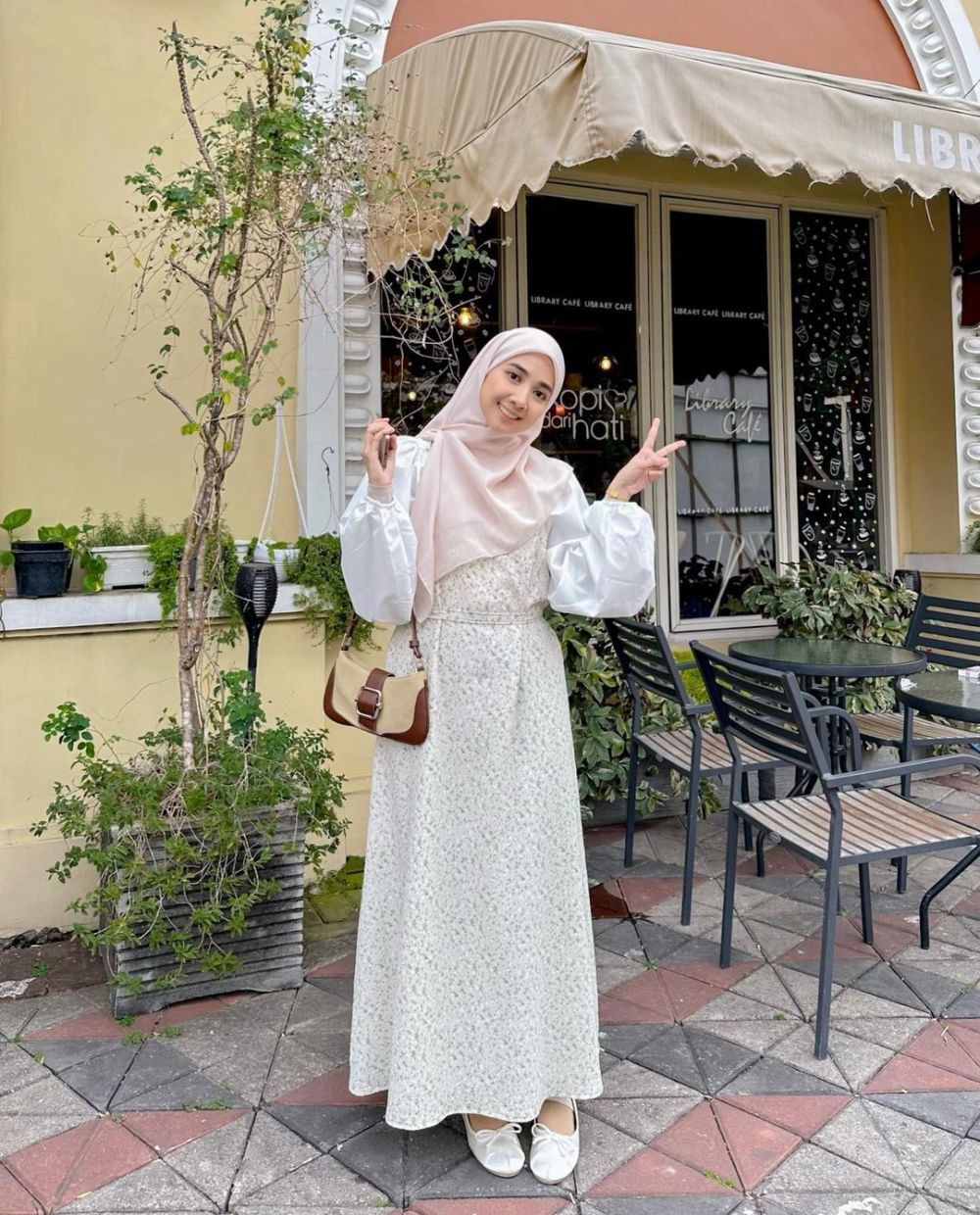 9 Inspirasi Outfit ke Coffee Shop ala Richa Etika, Look Calm