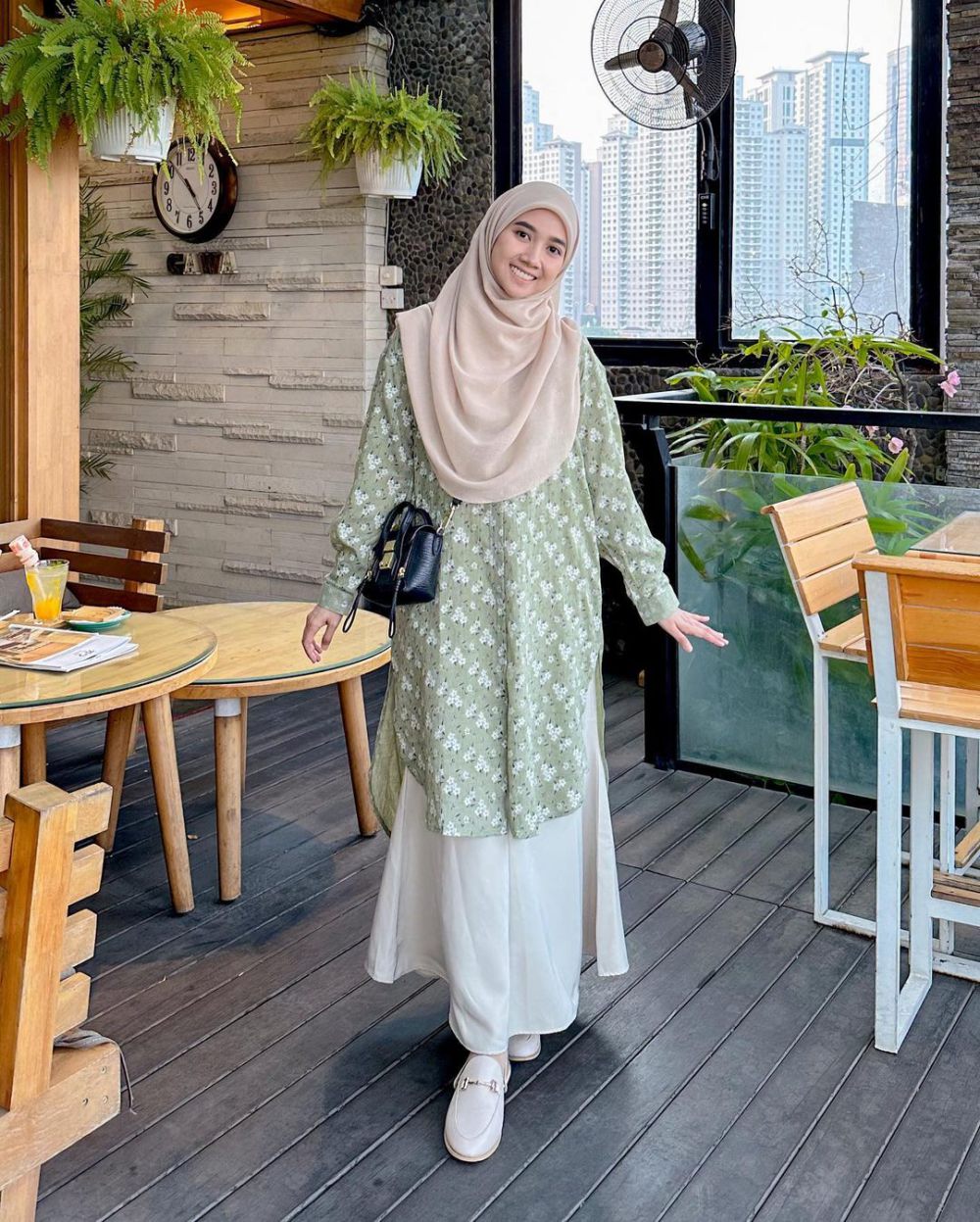 9 Inspirasi Outfit ke Coffee Shop ala Richa Etika, Look Calm