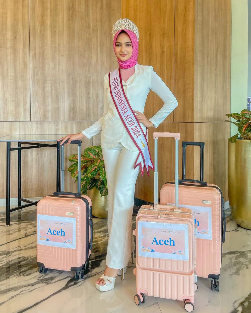 7 Potret Keberangkatan Finalis Puteri Indonesia 2024