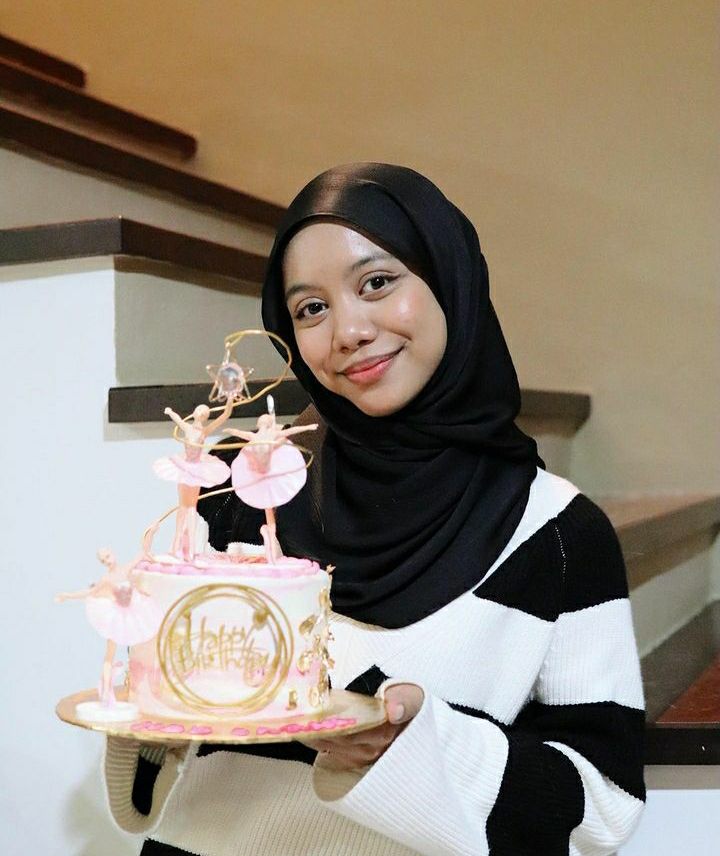 12 Potret Sarah Suhairi, Penyanyi Lagu SAH yang Viral