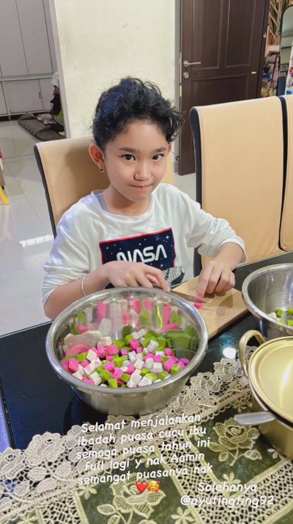 7 Potret Bilqis Anak Ayu Ting Ting Bikin Takjil Buka Puasa