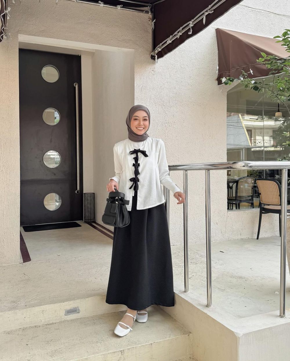 10 OOTD Hijab Pakai Rok Hitam ala Meirani Amalia