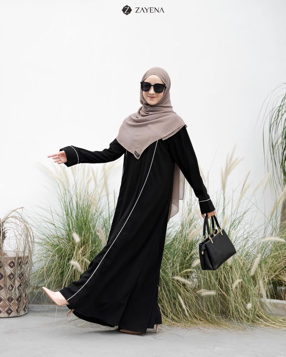 11 Rekomendasi Gamis Hitam untuk Lebaran, Simpel dan Elegan