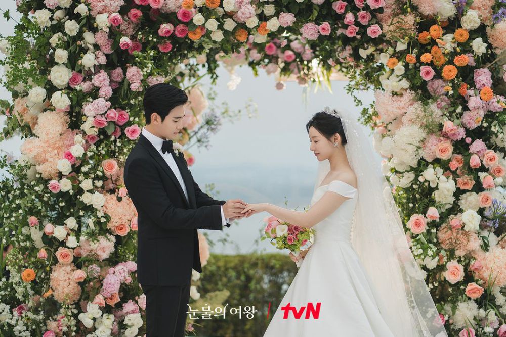 3 Perbedaan Kontras Hae In-Hyun Woo Queen of Tears