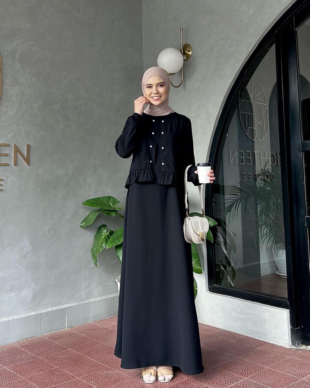11 Rekomendasi Gamis Hitam untuk Lebaran, Simpel dan Elegan