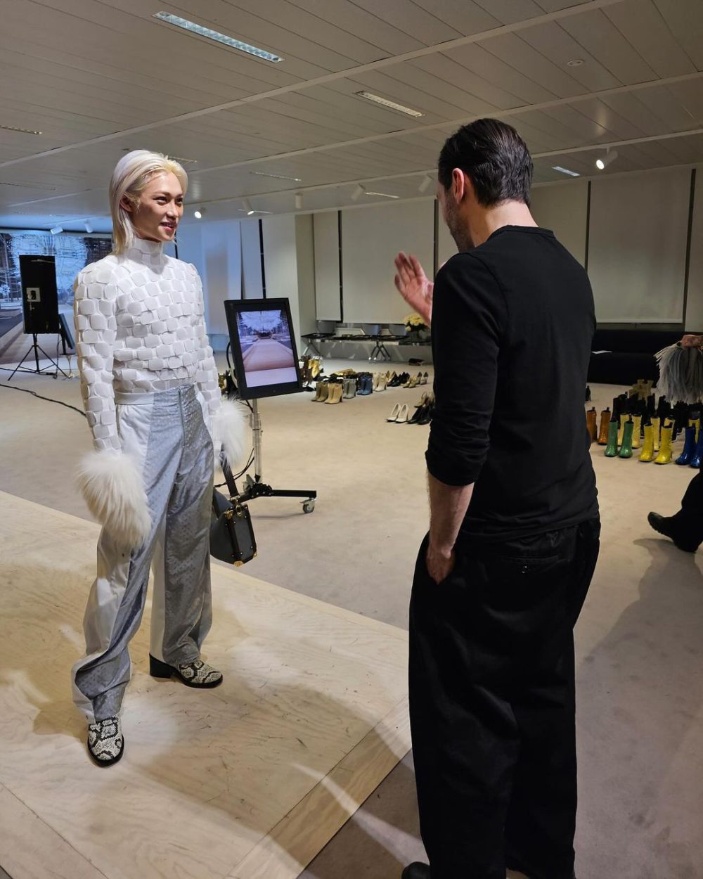 Potret Felix Stray Kids Debut Model di Paris Fashion Week