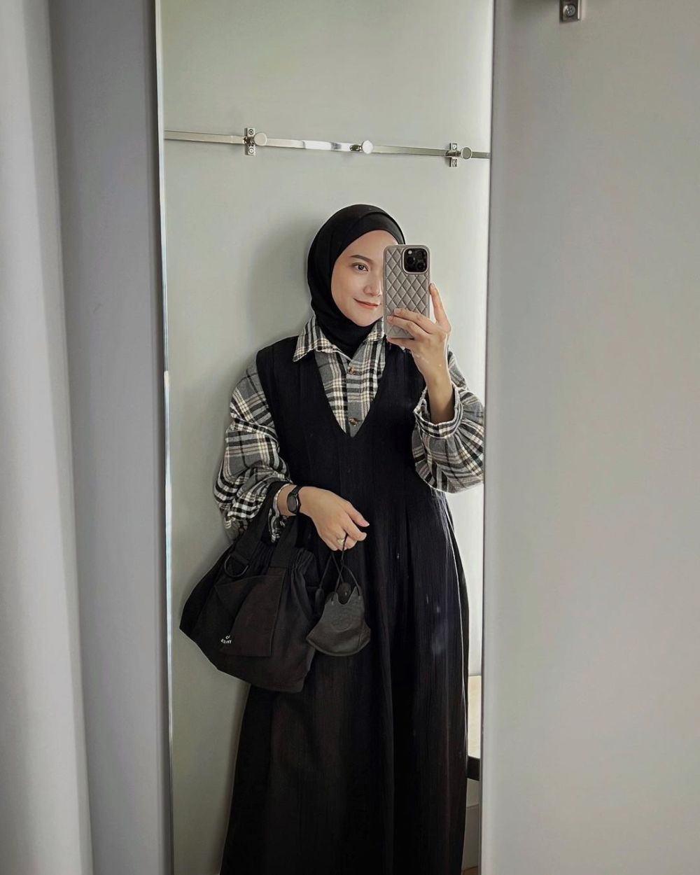 9 Inspirasi Daily Outfit Hijab Muslimah Tema Monokrom