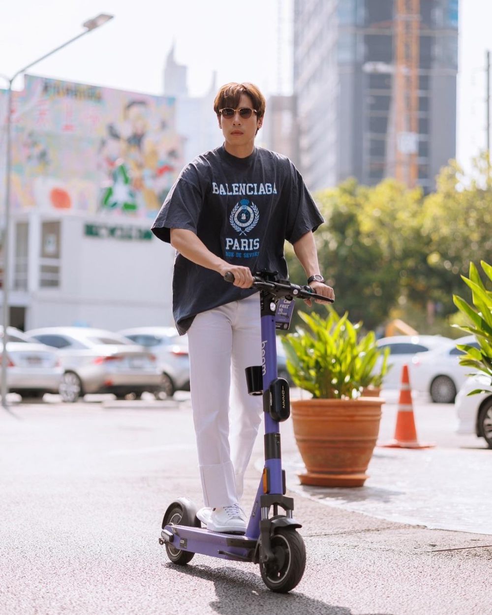 8 Ide OOTD Pakai Oversized T-Shirt ala Jes Jespipat, Simpel!