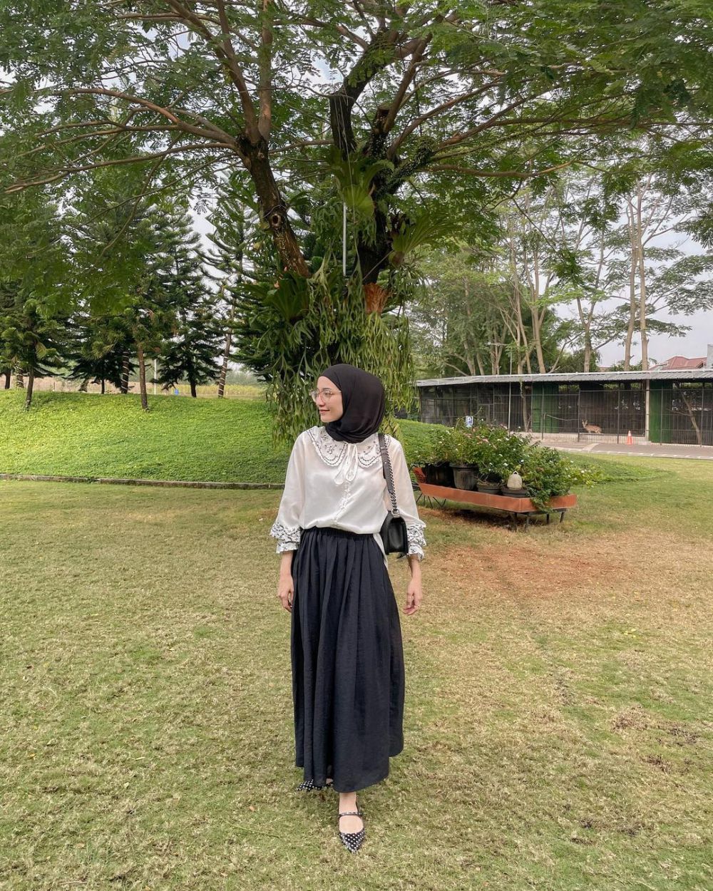 9 Inspirasi OOTD Bukber ala Mega Iskanti, Simple and Chic!